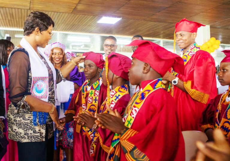 Côte d'Ivoire / Orphelinats de Bingerville et de Grand-Bassam.