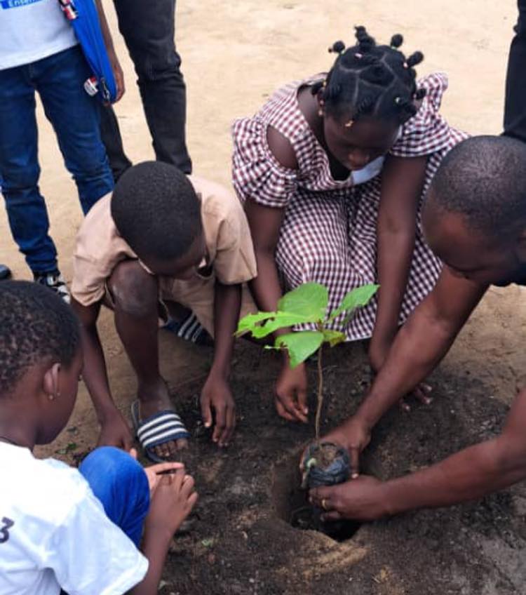 Côte d'Ivoire / Sensibilisation et planting d'arbres au Groupe.