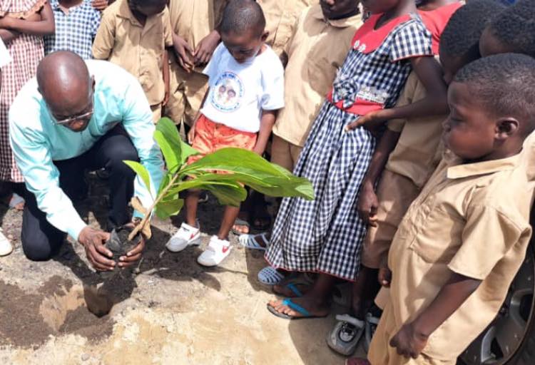 Côte d'Ivoire / Sensibilisation et planting d'arbres au Groupe.