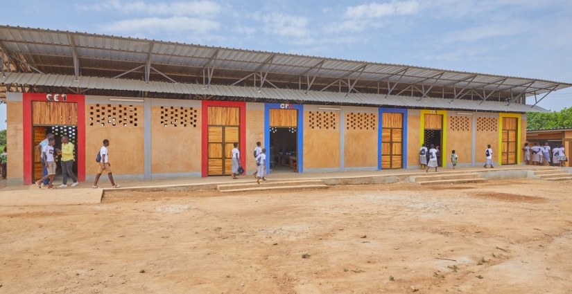 Côte d’Ivoire / LafargeHolcim livre six salles de classe à l’école.