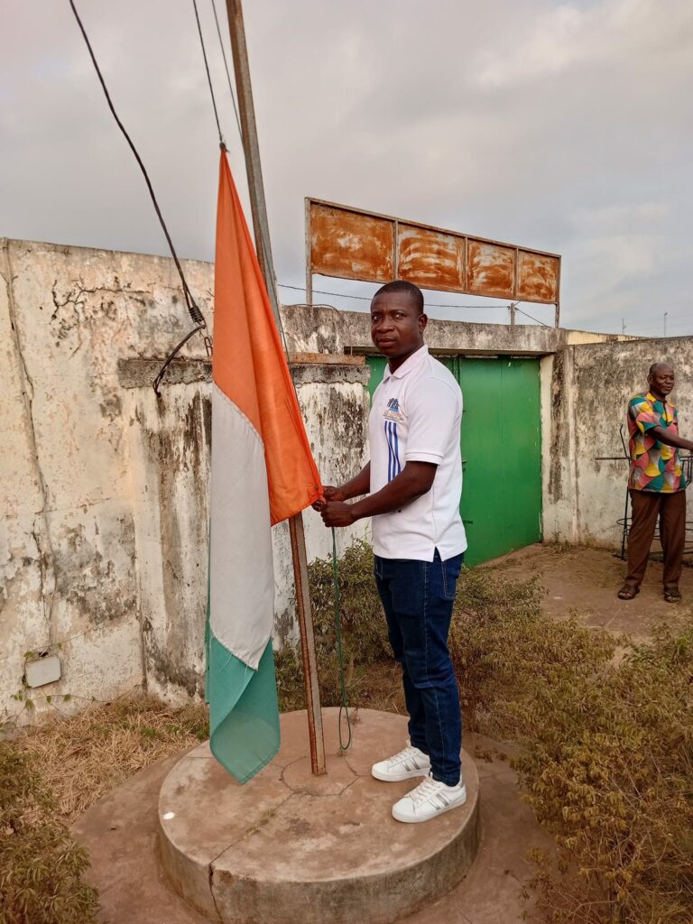 IEPP Agnibilékrou / Salut aux couleurs nationales.