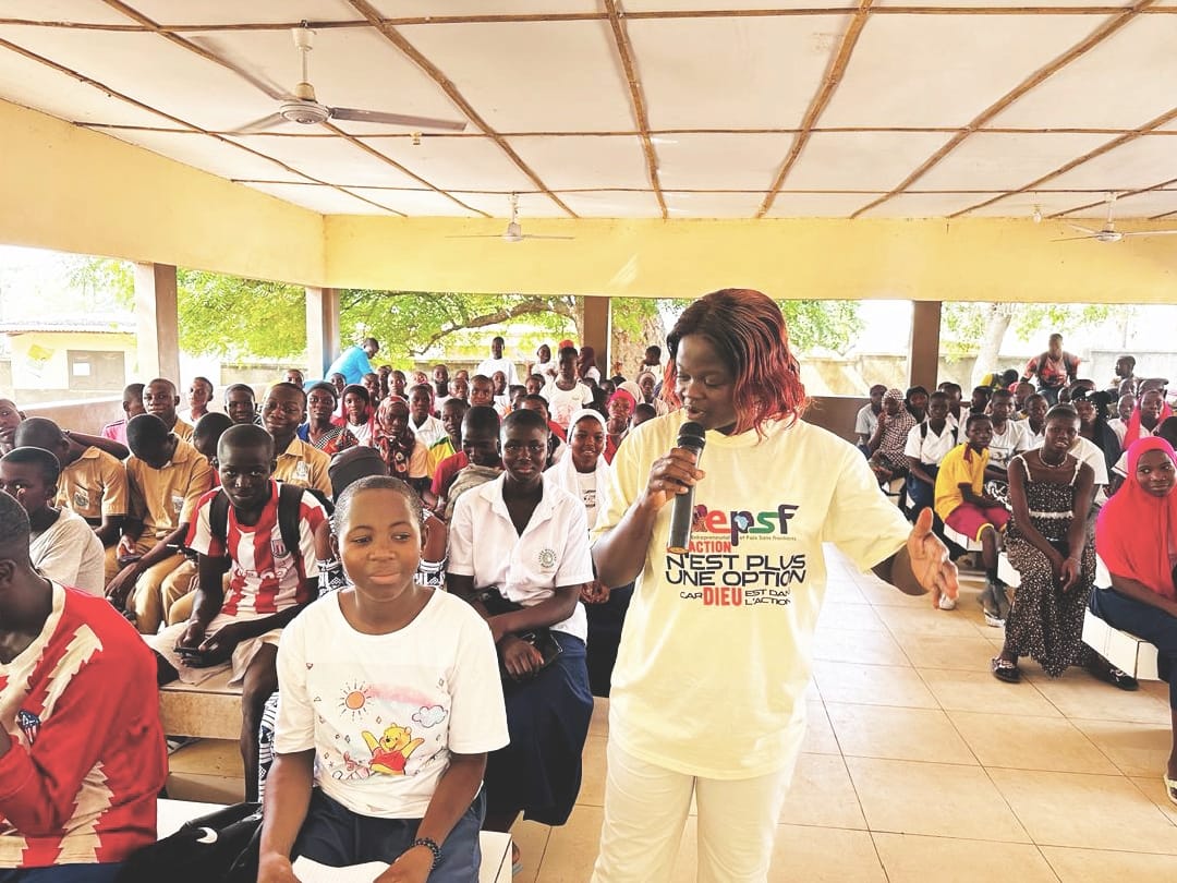 Côte d'Ivoire / Mankono : 400 jeunes filles et garçons du lycée.