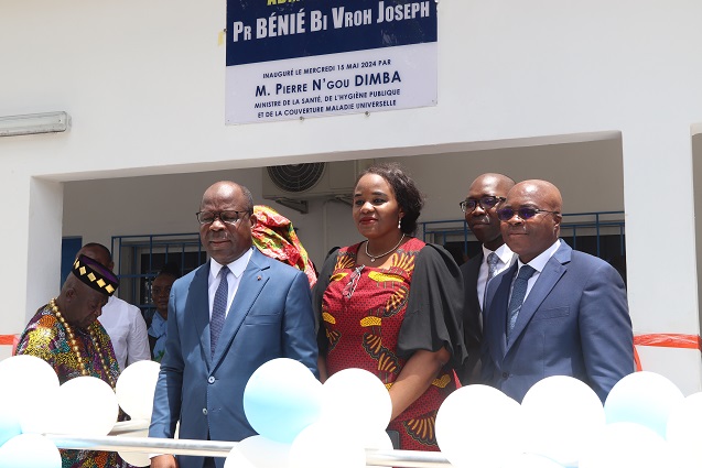 Santé / Le ministre Pierre Dimba livre les locaux rénovés.