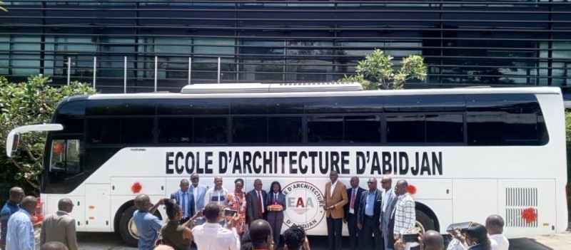 École d’architecture d’Abidjan : Un car flambant neuf acquis.