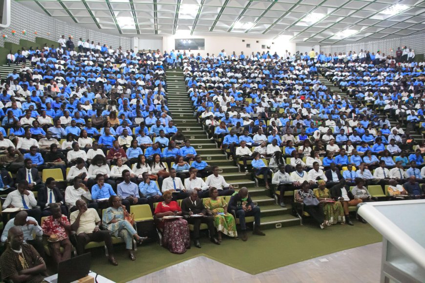 Côte d'Ivoire / B2B entre le DG de l'INP-HB et les élèves.